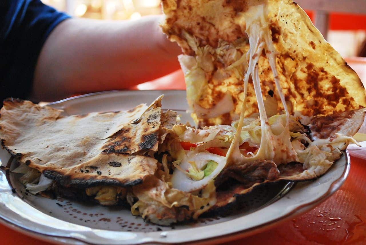 Tlayuda oaxaqueña, receta mexicana - Comedera - Recetas, tips y ...